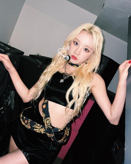 '163cm·47kg' 우기, 점점 비현실적인 미모+몸매…허리가 '한 줌'에 잡히겠네 | 네이트 연예