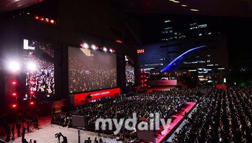 류준열 "가슴 웅장"…팬데믹 터널 지난 '부국제', 故 강수연 추모까지 [27th BIFF](MD현장 종합) : 네이트 연예
