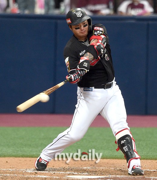 [MD포토] 박병호 '안우진 155km 패스트볼을 정확하게 받아치는 홈런왕' : 네이트 스포츠