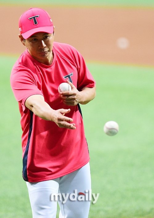 NC, 311홈런 레전드 거포 타격코치 영입…154km 특급신인도 본격 합류 : 네이트 스포츠