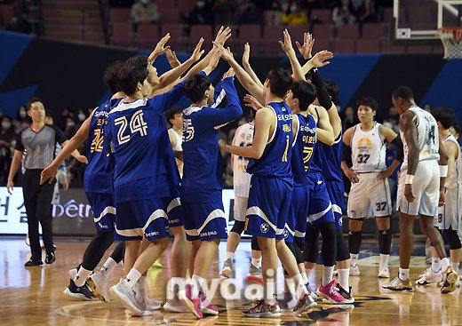 [MD포토] 서울삼성 '전주KCC에 71-62 승리' : 네이트 스포츠
