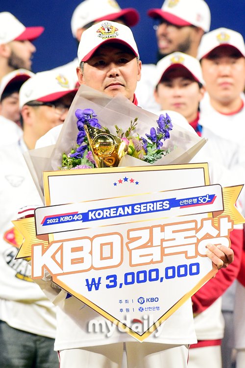 '2년 만에 통합 우승' SSG 김원형 감독 "선수들에게 고마움을 표한다" [KS] : 네이트 스포츠