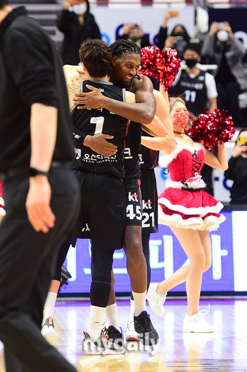 'KBL 첫 데뷔' 존슨 '3점슛으로 출격, 서동철 감독의 박수로 귀환' [곽경훈의 현장] : 네이트 스포츠