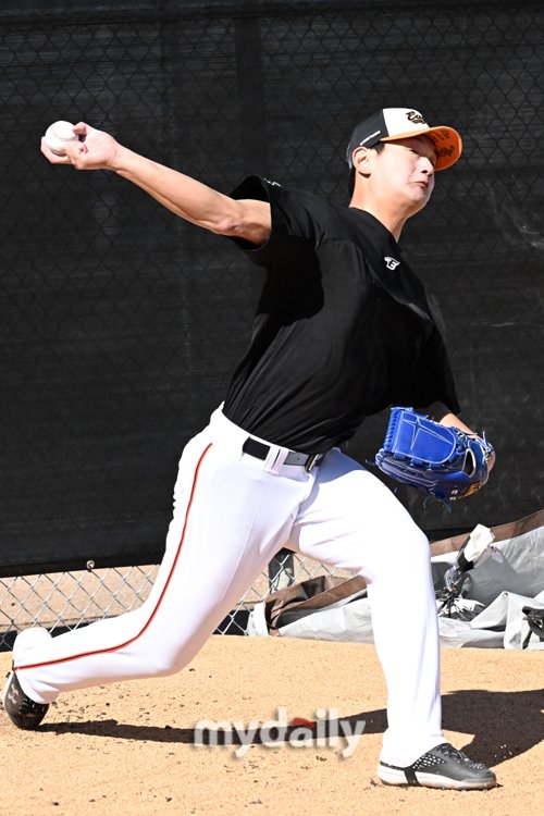 '추위를 잊은 반팔남' 김서현, SNS 파동 직후 13구 팍팍팍…'155km 본격시동'[MD메사] : 네이트 스포츠