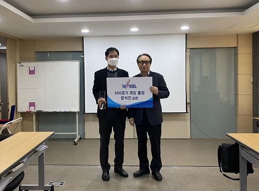 문석진 심판, WKBL 역대 2호 500경기 출장 달성 : 네이트 스포츠