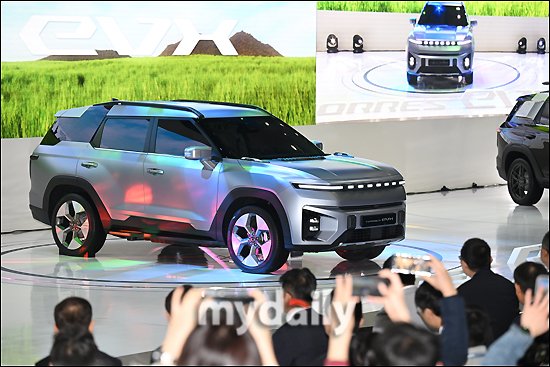 KG모빌리티, 토레스 전기차 EVX 세계 최초 공개 : 네이트 뉴스