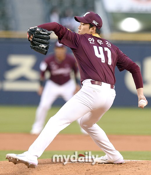 [MD포토] 안우진 '나도 160km 한번 찍어봐?' : 네이트 스포츠