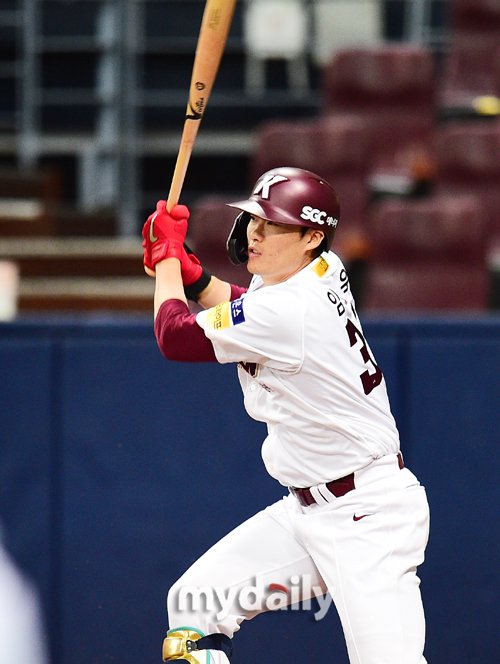 죽 쑤는 KBO 최고타자…그에게 자리 내준 비운의 28세 유망주 '반등의 0.375' : 네이트 스포츠