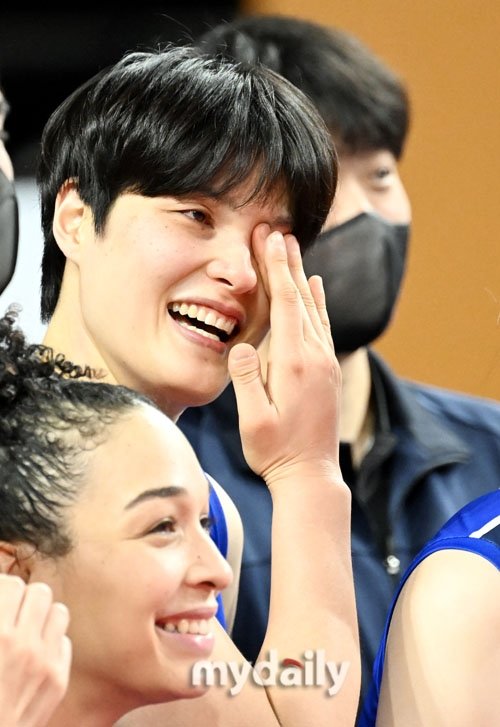 '간판스타' 김희진, IBK기업은행 잔류…총액 3억 5000만원 재계약 [공식발표] : 네이트 스포츠