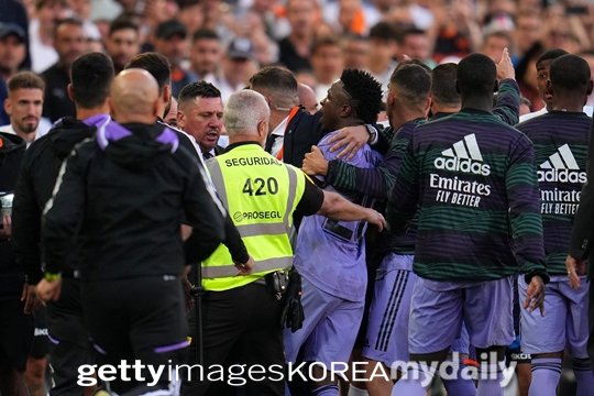 레알 여자팀도, 농구팀도 모두 'VINI 20' 유니폼 입었다…"우린 너와 함께야" : 네이트 스포츠