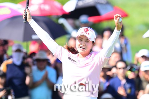 [MD포토] 환호하는 최혜진 '931일만의 KLPGA 우승' : 네이트 스포츠