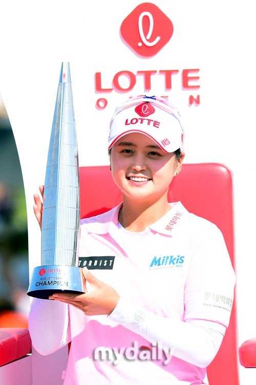 [MD포토] KLPGA 11승 차지한 최혜진 '챔피언의 미소' : 네이트 스포츠