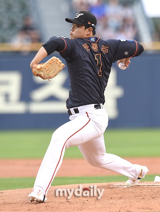 "(안)우진이 형, 배울 게 많다" 한화 158km 특급 유망주와 KBO 최고에이스는 통한다[MD창원] : 네이트 스포츠