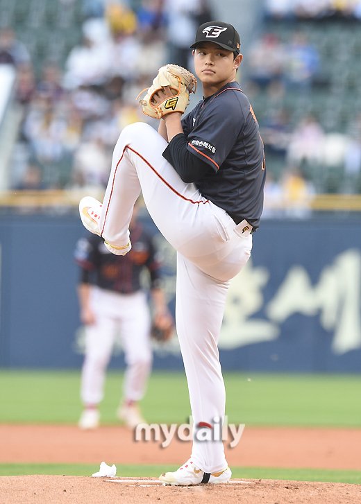 "(안)우진이 형, 배울 게 많다" 한화 158km 특급 유망주와 KBO 최고에이스는 통한다[MD창원] : 네이트 스포츠
