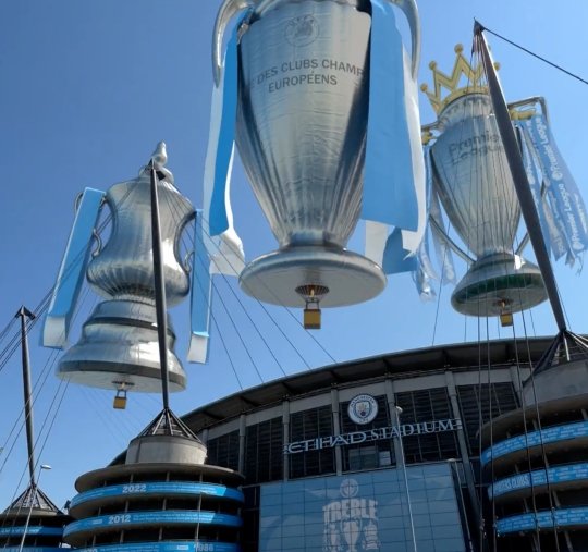 이것이 바로 트레블!'…맨시티 홈구장에 'FA컵·EPL·UCL' 트로피 떠올랐다→장관 연출 : 네이트 스포츠