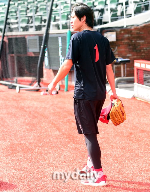 [MD포토] KIA 박찬호 'SSG는 누가 나와 있나?' : 네이트 스포츠