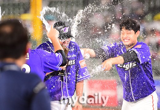 [MD포토] 문동주 'MVP 채은성에게 157km 직구 던지듯 뿌리는 물세례' : 네이트 스포츠