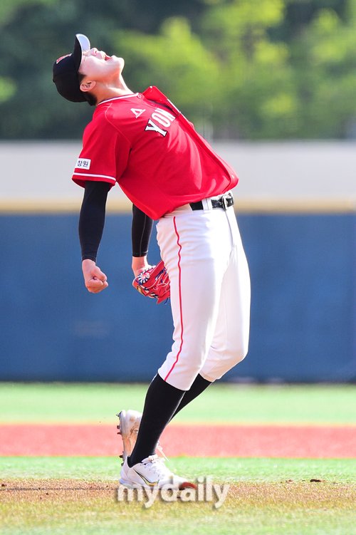 "한 곳에 비중을 두고 있지만"…ML-KBO가 모두 탐내는 재능, '156km 괴물' 장현석의 선택은? : 네이트 스포츠