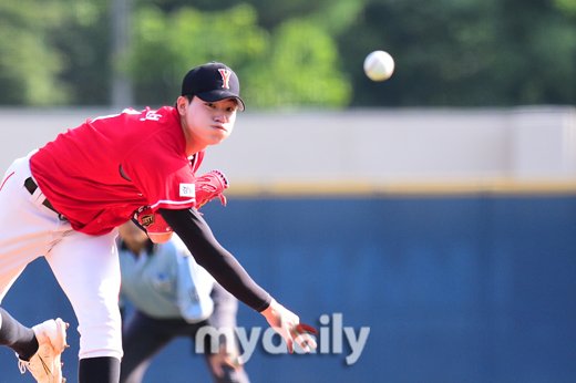 "한 곳에 비중을 두고 있지만"…ML-KBO가 모두 탐내는 재능, '156km 괴물' 장현석의 선택은? : 네이트 스포츠