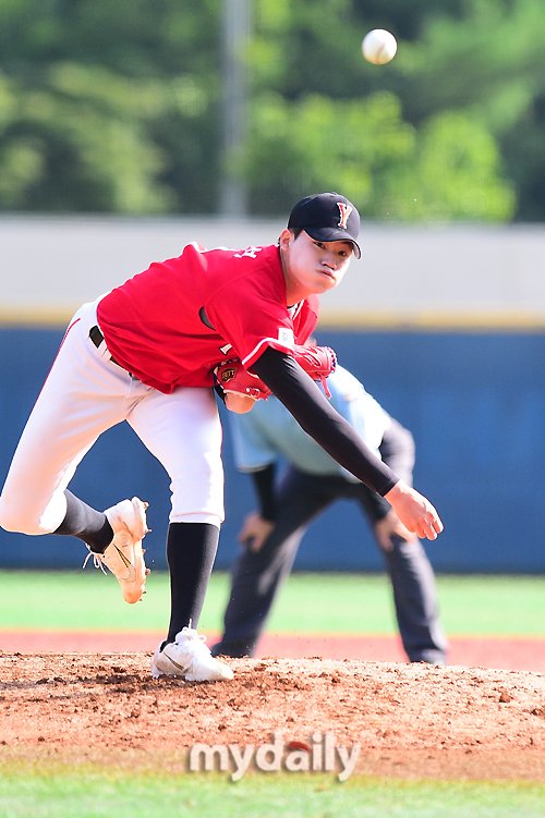 "한 곳에 비중을 두고 있지만"…ML-KBO가 모두 탐내는 재능, '156km 괴물' 장현석의 선택은? : 네이트 스포츠