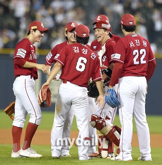 '뜨거운 야구 열기' KBO 500만 관중 임박…TV중계 시청률도 상승 [공식발표] : 네이트 스포츠