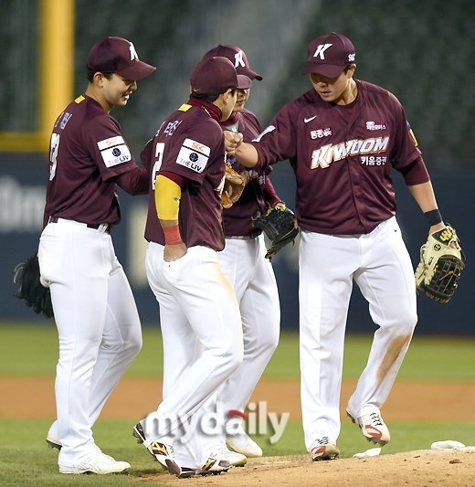 '뜨거운 야구 열기' KBO 500만 관중 임박…TV중계 시청률도 상승 [공식발표] : 네이트 스포츠