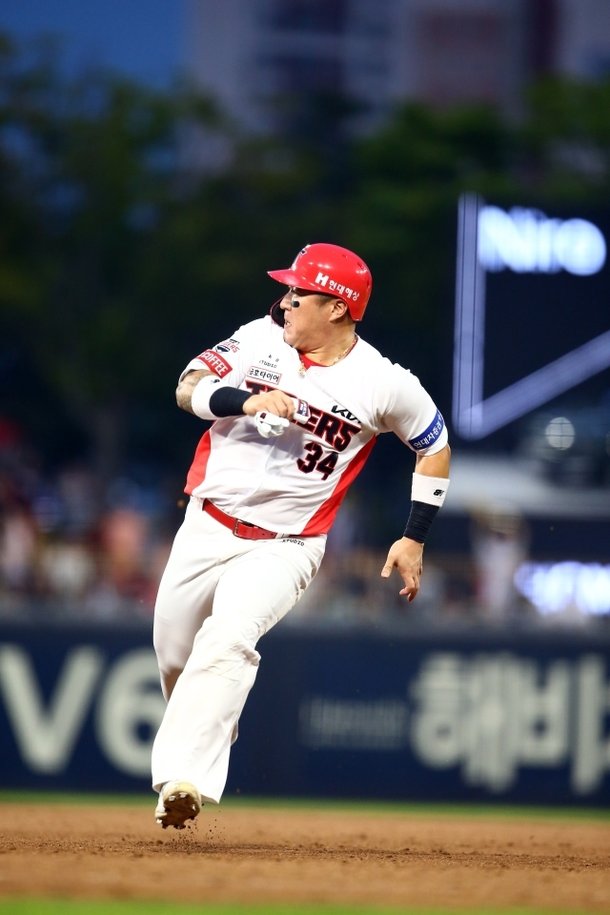 "KBO 대표 리빙 레전드" KIA 40세 타격장인 향한 한 남자 리스펙트…말이 필요 없다[MD광주] : 네이트 스포츠