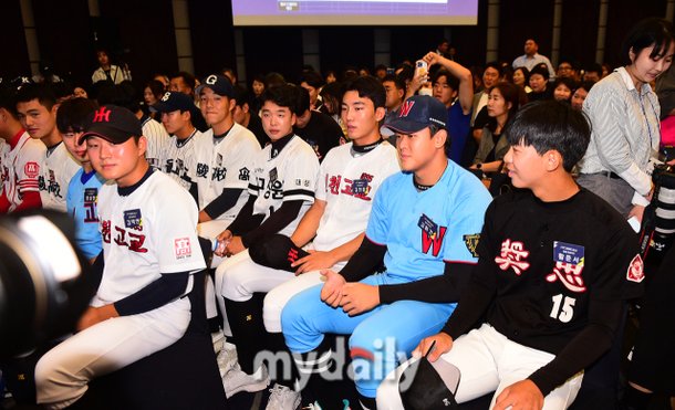 [MD포토] '2024 KBO 신인 드래프트' 우리의 운명은? : 네이트 스포츠