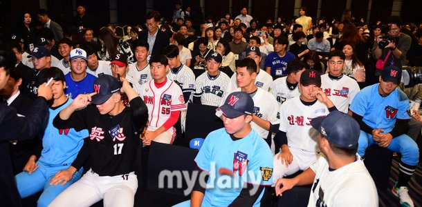 [MD포토] '2024 KBO 신인 드래프트' 기다리는 선수들 : 네이트 스포츠