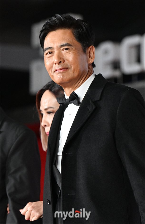 주윤발, 큰형님의 여전한 멋진 미소 '한국팬 반가워요~' (28th BIFF) : 네이트 연예