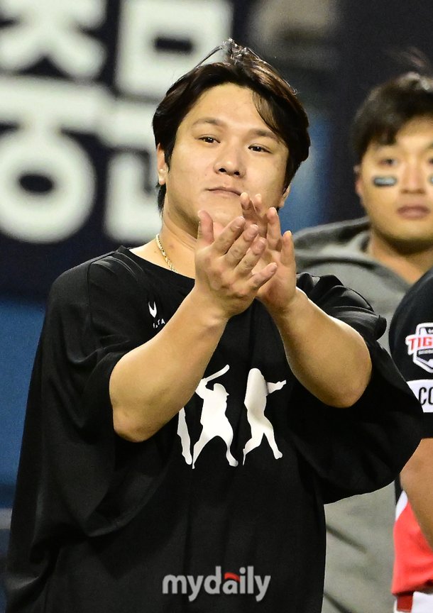 잔칫집에 고춧가루 뿌린 'KIA 작은 거인'…하지만 LG 우승 축하하는 '대인배 캡틴' [유진형의 현장 1mm] : 네이트 스포츠