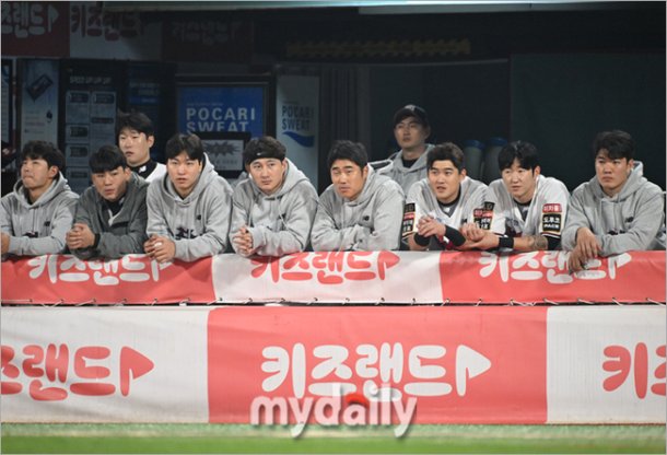 [MD포토] KT '7점차 언제 뒤집지' : 네이트 스포츠