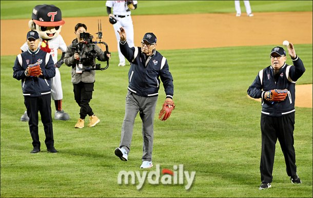 [MD포토] 김응용-김성근-김인식, 'KBO리그 전설들의 시구' : 네이트 스포츠