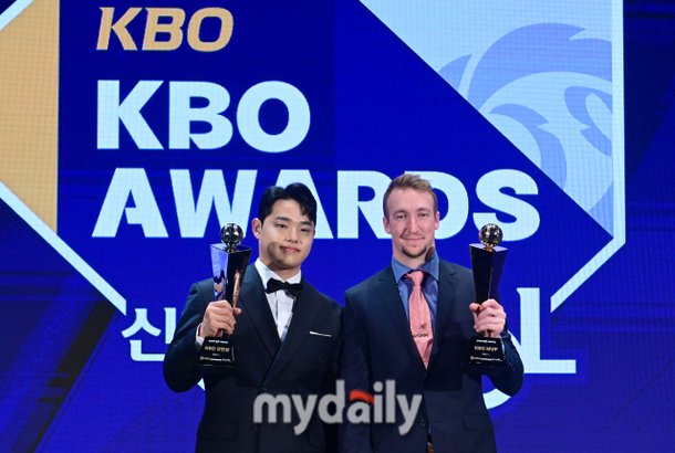 [MD포토] 페디-문동주 '2023 KBO MVP와 신인상' : 네이트 스포츠