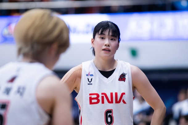'박지수 20득점·강이슬 14득점' KB, BNK 썸 제압…'6연승+공동 1위' 두 마리 토끼 잡았다 : 네이트 스포츠