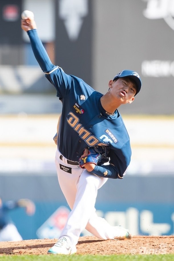 "잠재력 남달라, 시간 좀 걸려" 공룡들 154km 파이어볼러 아직 19세…2024년 1군 기대치 '있다' : 네이트 스포츠