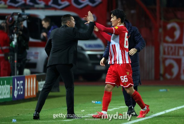 '맨시티 상대 1골 1AS' 황인범, UEFA 챔스 주간 베스트11 선정 : 네이트 스포츠