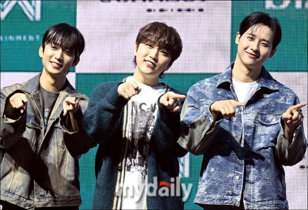 B1A4, 2년 2개월만의 컴백! 청량감 폭발하는 무대 직캠 [MD동영상] | 아이돌24시 : 네이트 연예