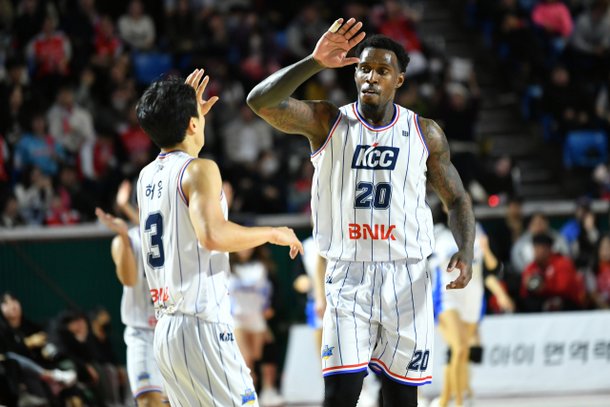 '허웅 31득점+라건아 더블더블' KCC, '워니 트리플더블' SK 추격 뿌리치고 승리 : 네이트 스포츠