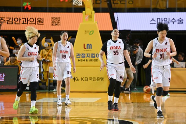 '올 시즌 WKBL은 노란색으로 물들었다!' KB스타즈, '5연속 라운드 MVP' 박지수 앞세워 BNK 제압→정규리그 '6번째' 우승 확정 : 네이트 스포츠