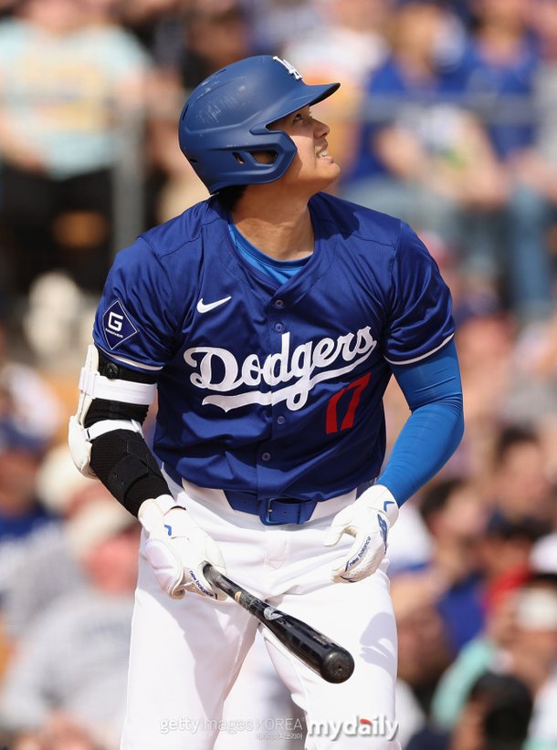 "내 스폰서는 오타니다!" 정말 미담밖에 없네…160km 파이어볼러 '포르쉐' 이어 이번엔 '신발' 선물 받았다 : 네이트 스포츠