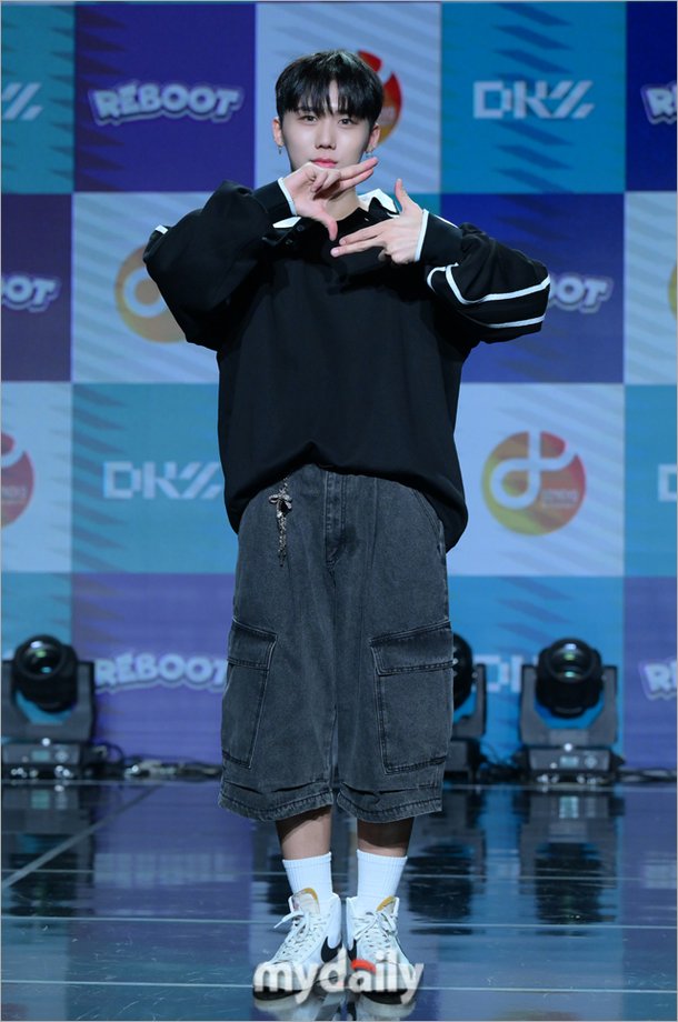 [MD포토] DKZ 종형 '멋진 포즈로' : 네이트 연예