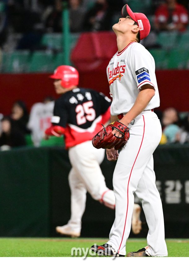 [MD포토] SSG 조병현 '3점포 허용에 하늘만 바라본다' : 네이트 스포츠