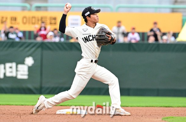 [MD포토] 박지환 'SSG 2루를 지킨다' : 네이트 스포츠