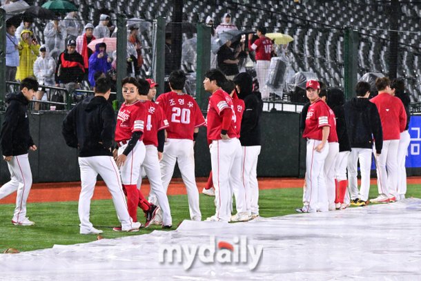 [MD포토] 팬들에게 인사하는 SSG '5회 우천 취소' : 네이트 스포츠