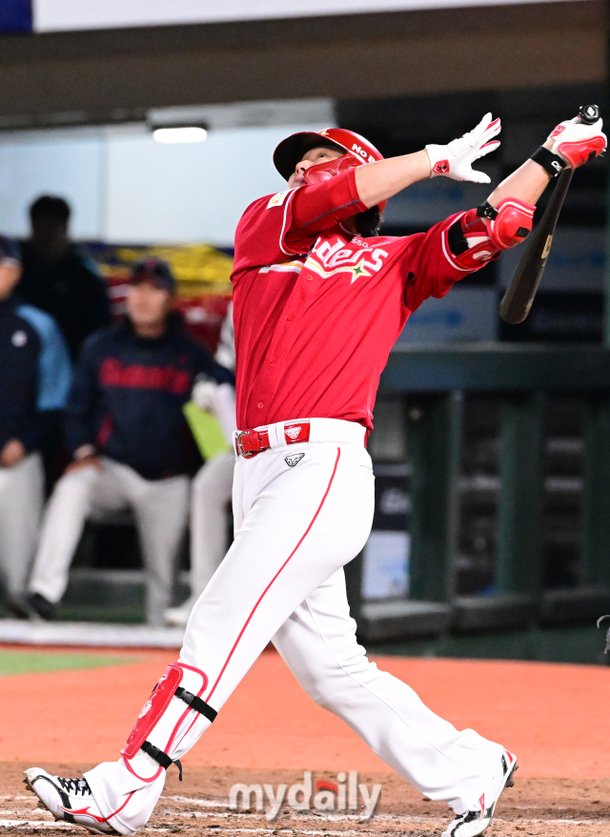 [MD포토] KBO리그 통상 최다 홈런 기록 갱신하는 SSG 최정 : 네이트 스포츠