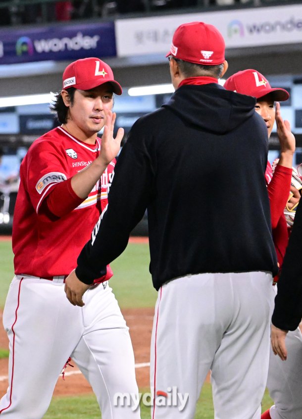 KBO 新 468홈런 "지금 나오면 어떡해" 우려도 잠깐…활짝 웃은 최정 "구단에 기증? 보상해 주면 줄 수도?" [MD부산] : 네이트 스포츠