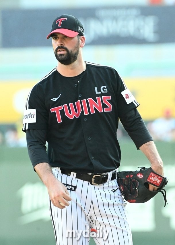 'KBO 26승' 前 LG 플럿코, 드디어 행선지 찾았다…MIN와 마이너 계약, 미국서도 '트윈스' 유니폼 착용 : 네이트 스포츠