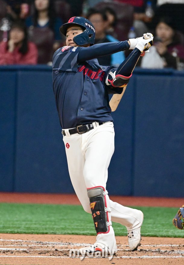 "저렇게까지 잘 칠 줄은" 명장도 깜짝 놀랐다…25G 안타→KBO 6위, 복덩이 이적생 이젠 없어선 안 된다 [MD잠실] : 네이트 스포츠