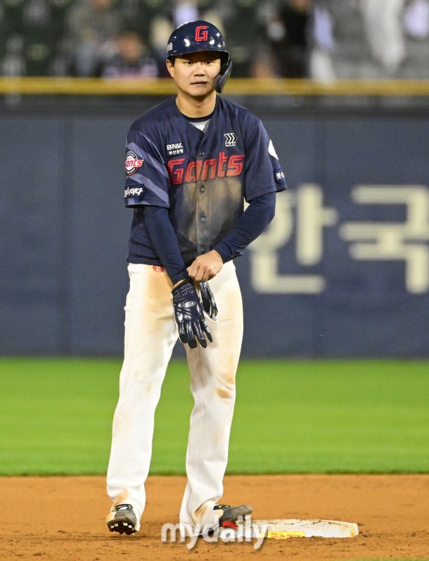 "저렇게까지 잘 칠 줄은" 명장도 깜짝 놀랐다…25G 안타→KBO 6위, 복덩이 이적생 이젠 없어선 안 된다 [MD잠실] : 네이트 스포츠